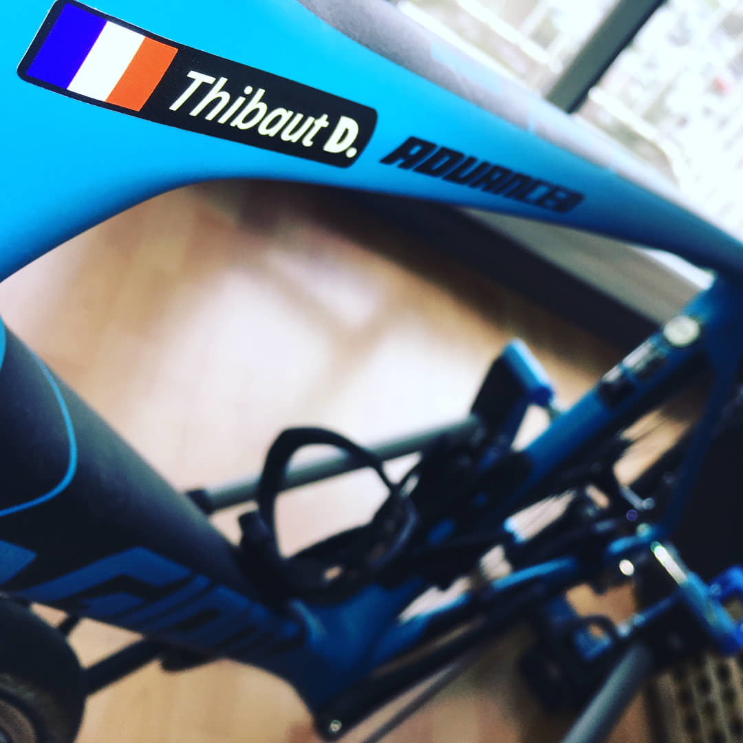 Namensaufkleber fürs Fahrrad mit Flagge - bicistickers.com